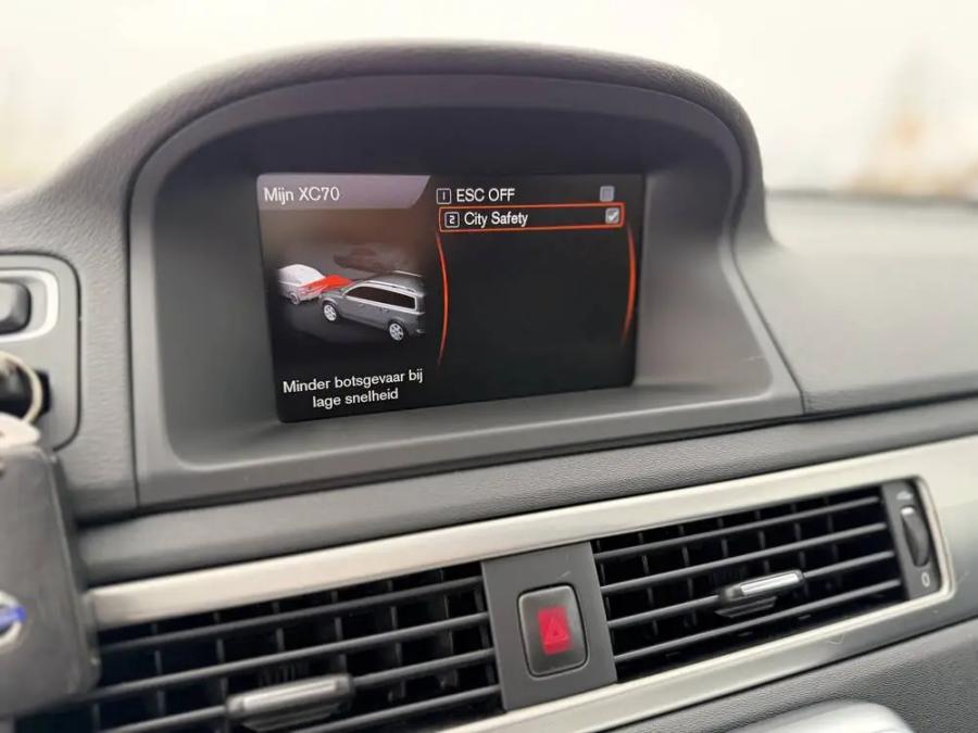 Melns Volvo XC70 2013 Rīga, ar dzinēja tilpumu 2.00 L un nobraukumu 301 tūkst. km par 9995 €, foto 17 vietnē AUTOMOTO.COM.LV