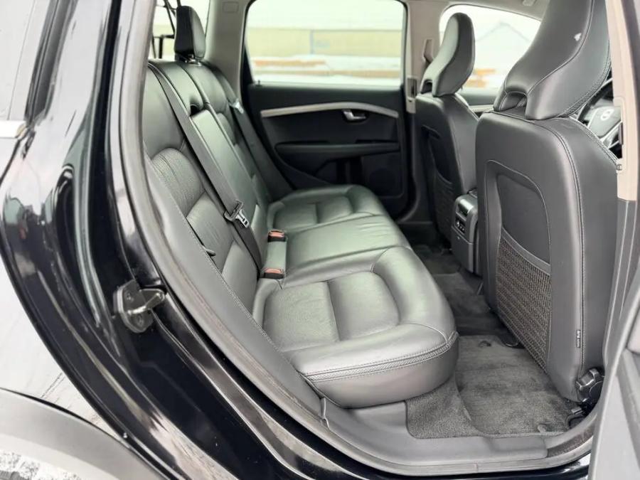 Melns Volvo XC70 2013 Rīga, ar dzinēja tilpumu 2.00 L un nobraukumu 301 tūkst. km par 9995 €, foto 18 vietnē AUTOMOTO.COM.LV