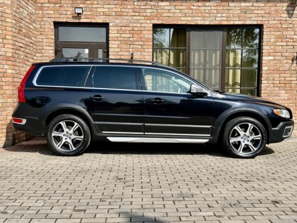 Black Volvo XC70 2013 in Riga, with an engine capacity of 2.40 L and mileage of 271 thousand km for 9950 €, photo 5 on AUTOMOTO.COM.LV