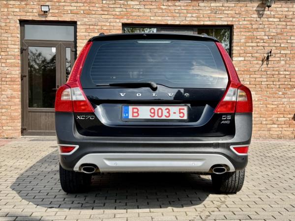 Black Volvo XC70 2013 in Riga, with an engine capacity of 2.40 L and mileage of 271 thousand km for 9950 €, photo 8 on AUTOMOTO.COM.LV