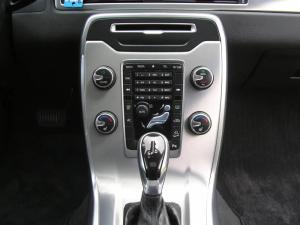 Melns Volvo XC70 2013 Sigulda, ar dzinēja tilpumu 2.40 L un nobraukumu 315 tūkst. km par 11950 €, foto 17 vietnē AUTOMOTO.COM.LV