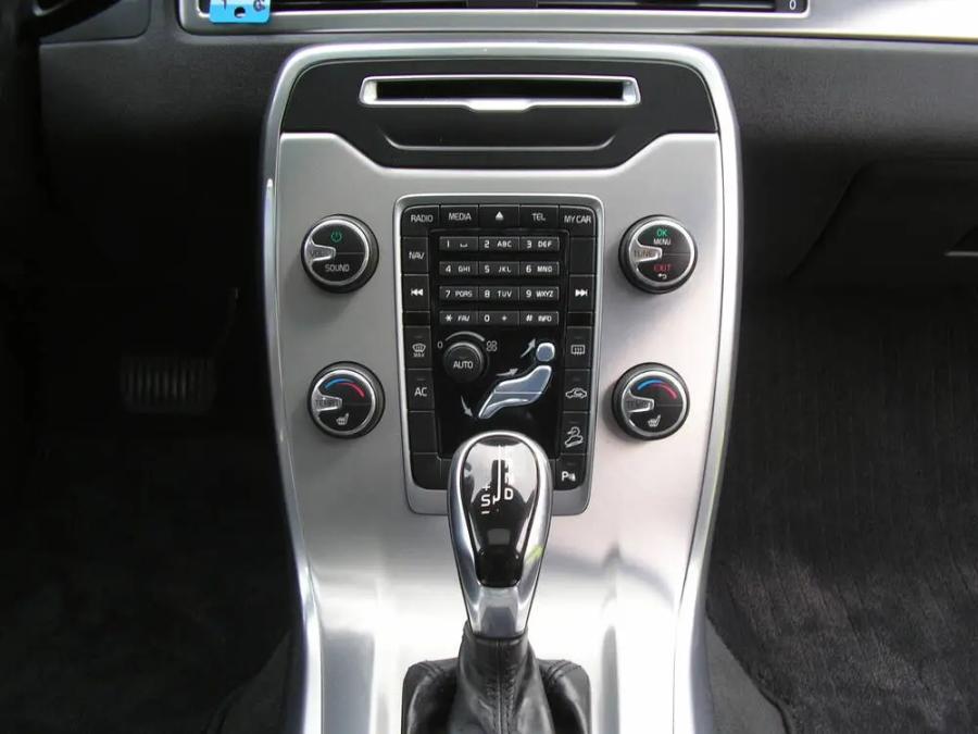 Melns Volvo XC70 2013 Sigulda, ar dzinēja tilpumu 2.40 L un nobraukumu 315 tūkst. km par 11950 €, foto 17 vietnē AUTOMOTO.COM.LV