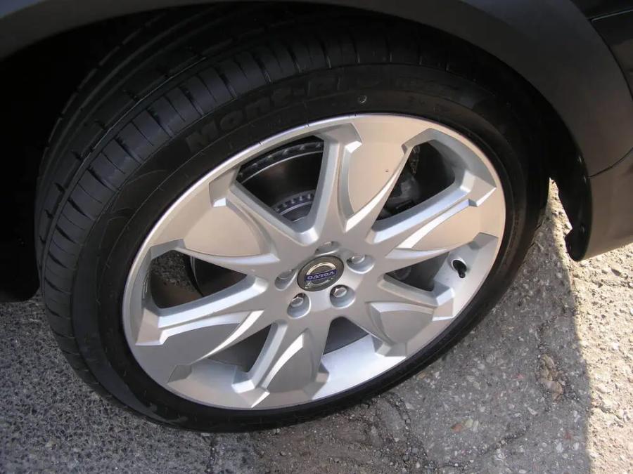 Melns Volvo XC70 2013 Sigulda, ar dzinēja tilpumu 2.40 L un nobraukumu 315 tūkst. km par 11950 €, foto 38 vietnē AUTOMOTO.COM.LV