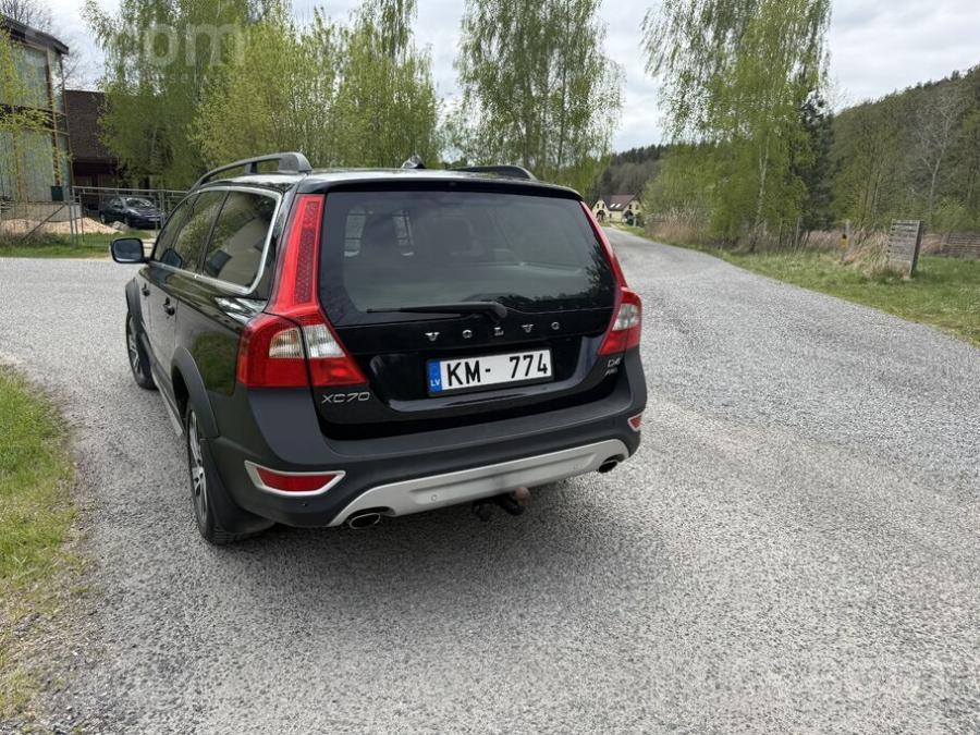 Melns Volvo XC70 2013 Rīga, ar dzinēja tilpumu 2.40 L un nobraukumu 201 tūkst. km par 6500 €, foto 4 vietnē AUTOMOTO.COM.LV