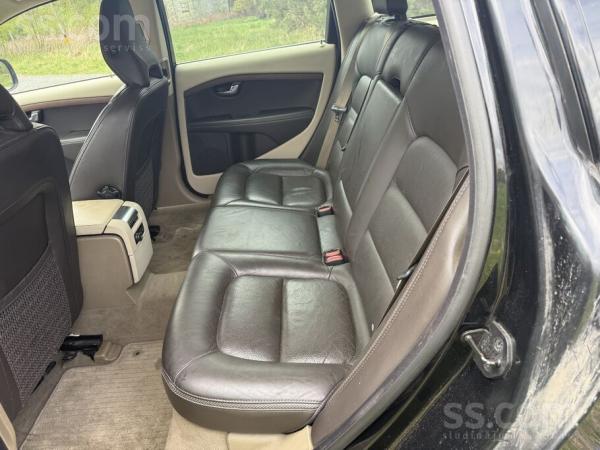 Black Volvo XC70 2013 in Riga, with an engine capacity of 2.40 L and mileage of 201 thousand km for 6500 €, photo 6 on AUTOMOTO.COM.LV