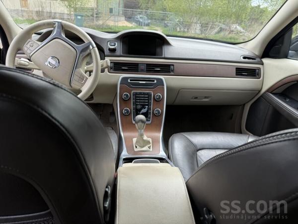 Black Volvo XC70 2013 in Riga, with an engine capacity of 2.40 L and mileage of 201 thousand km for 6500 €, photo 9 on AUTOMOTO.COM.LV