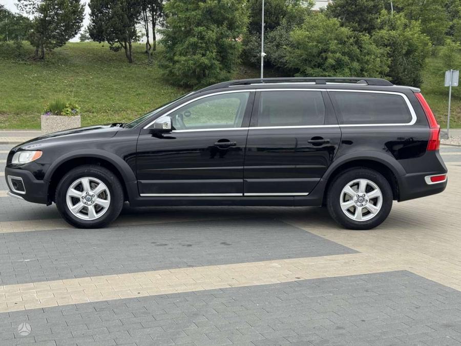 Black Volvo XC70 2013 in Jonava, with an engine capacity of 2.40 L and mileage of 312 thousand km for 10499 €, photo 8 on AUTOMOTO.COM.LV