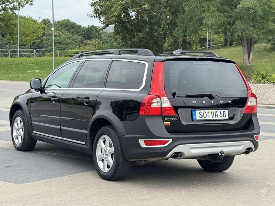 Black Volvo XC70 2013 in Jonava, with an engine capacity of 2.40 L and mileage of 312 thousand km for 10499 €, photo 9 on AUTOMOTO.COM.LV