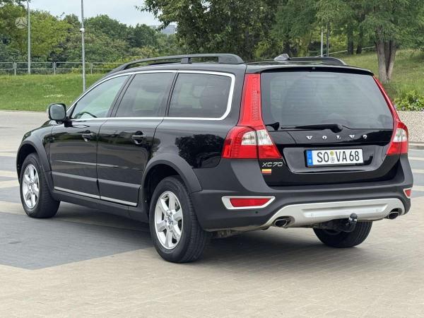 Black Volvo XC70 2013 in Jonava, with an engine capacity of 2.40 L and mileage of 312 thousand km for 10499 €, photo 9 on AUTOMOTO.COM.LV