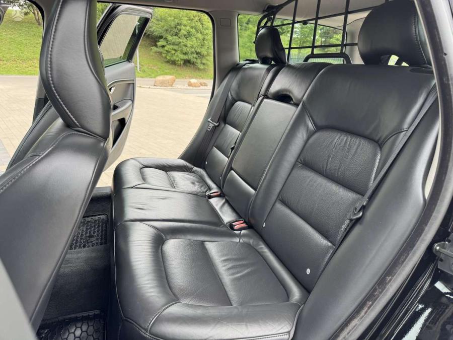 Black Volvo XC70 2013 in Jonava, with an engine capacity of 2.40 L and mileage of 312 thousand km for 10499 €, photo 16 on AUTOMOTO.COM.LV