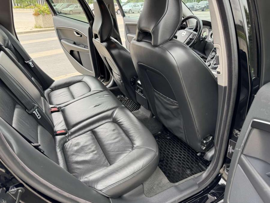 Black Volvo XC70 2013 in Jonava, with an engine capacity of 2.40 L and mileage of 312 thousand km for 10499 €, photo 18 on AUTOMOTO.COM.LV