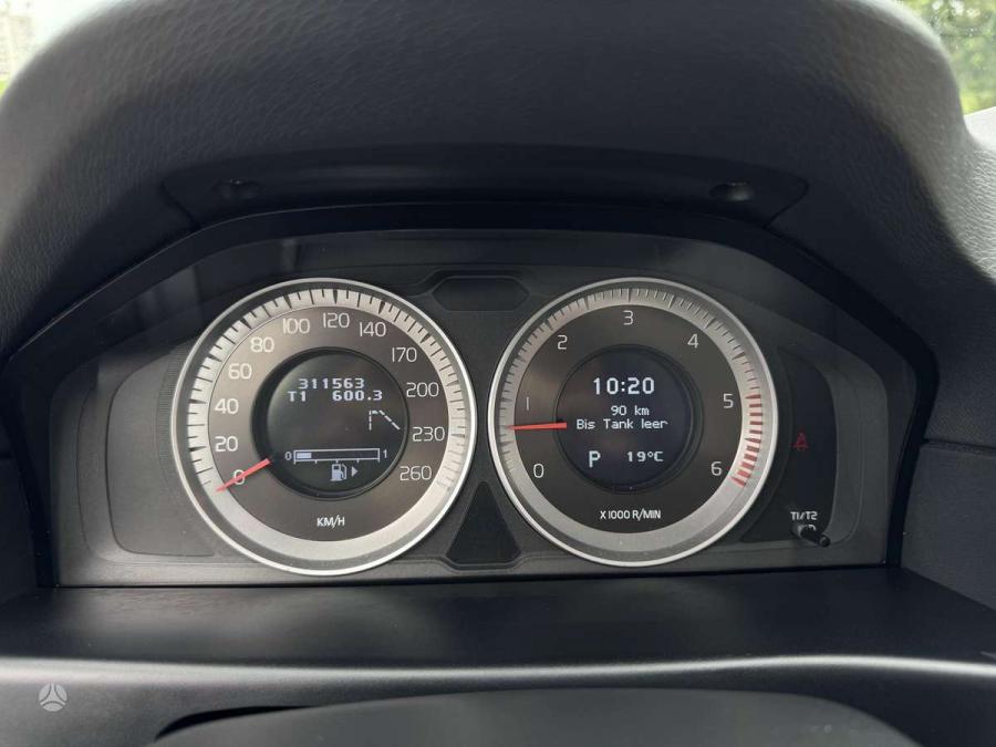 Black Volvo XC70 2013 in Jonava, with an engine capacity of 2.40 L and mileage of 312 thousand km for 10499 €, photo 21 on AUTOMOTO.COM.LV