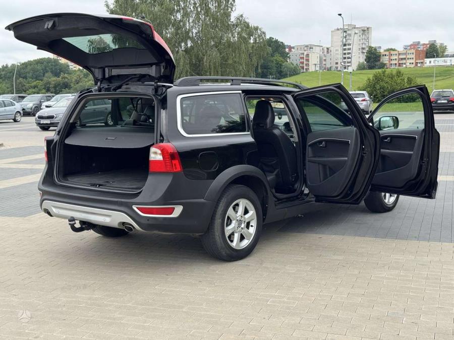 Black Volvo XC70 2013 in Jonava, with an engine capacity of 2.40 L and mileage of 312 thousand km for 10499 €, photo 32 on AUTOMOTO.COM.LV