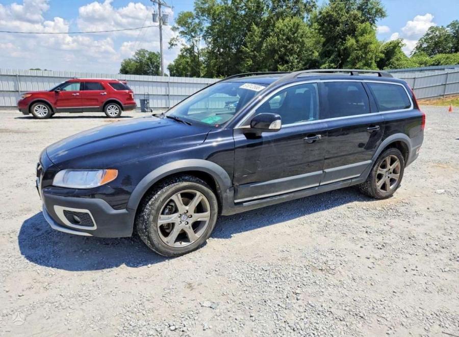 Black Volvo XC70 2013 in Siauliai, with an engine capacity of 2.95 L and mileage of 320 thousand km for 5900 €, photo 1 on AUTOMOTO.COM.LV