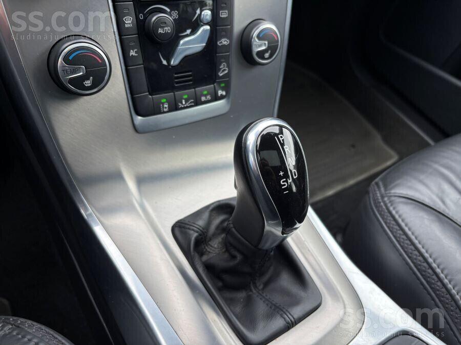 Black Volvo XC70 2013 in Riga, with an engine capacity of 2.40 L and mileage of 319 thousand km for 10650 €, photo 14 on AUTOMOTO.COM.LV