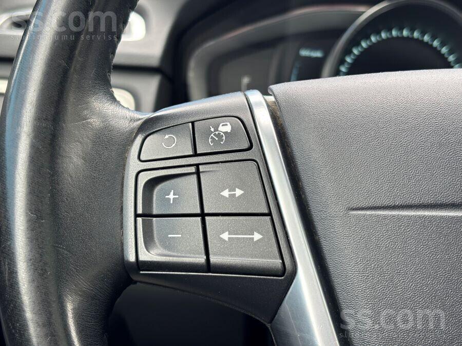 Black Volvo XC70 2013 in Riga, with an engine capacity of 2.40 L and mileage of 319 thousand km for 10650 €, photo 18 on AUTOMOTO.COM.LV
