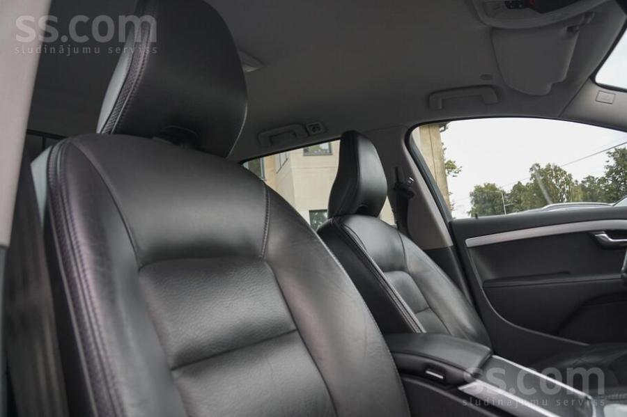 Melns Volvo XC70 2013 Rīga, ar dzinēja tilpumu 2.40 L un nobraukumu 305 tūkst. km par 7990 €, foto 8 vietnē AUTOMOTO.COM.LV