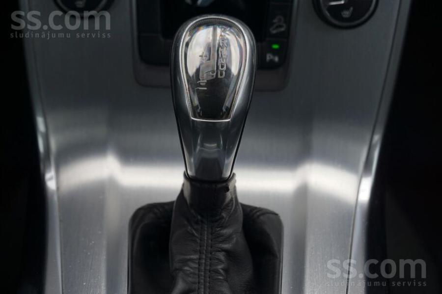 Melns Volvo XC70 2013 Rīga, ar dzinēja tilpumu 2.40 L un nobraukumu 305 tūkst. km par 7990 €, foto 15 vietnē AUTOMOTO.COM.LV