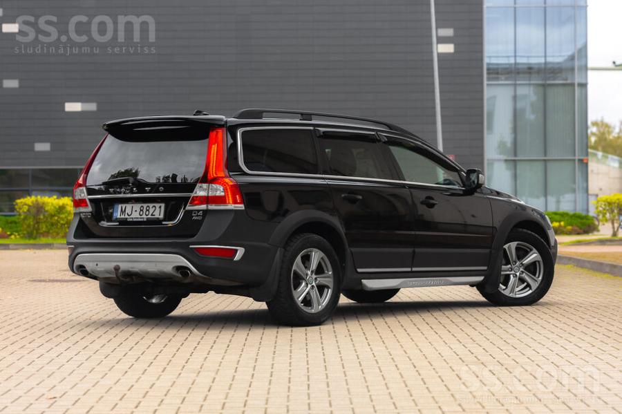 Black Volvo XC70 2013 in Jelgava, with an engine capacity of 2.40 L and mileage of 267 thousand km for 9700 €, photo 5 on AUTOMOTO.COM.LV