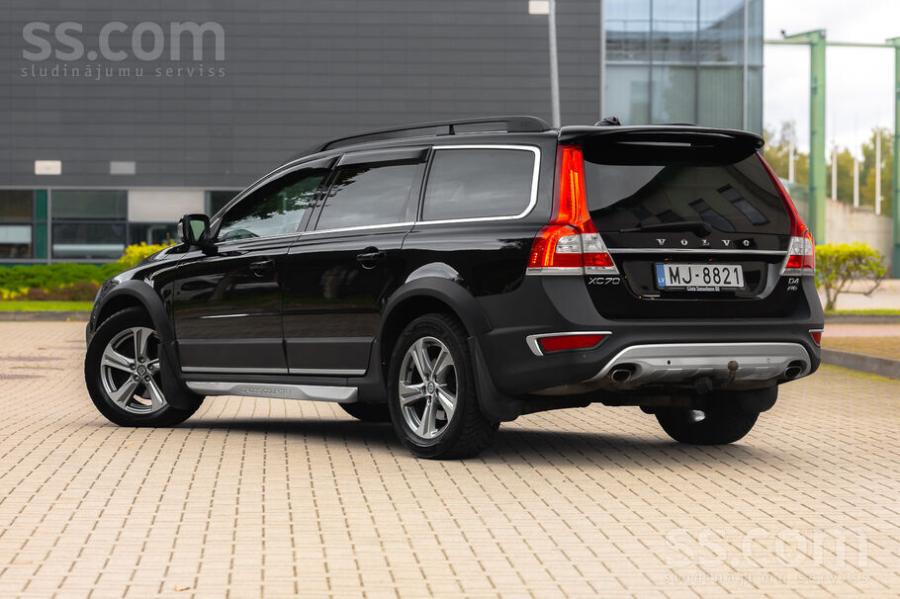 Black Volvo XC70 2013 in Jelgava, with an engine capacity of 2.40 L and mileage of 267 thousand km for 9700 €, photo 6 on AUTOMOTO.COM.LV