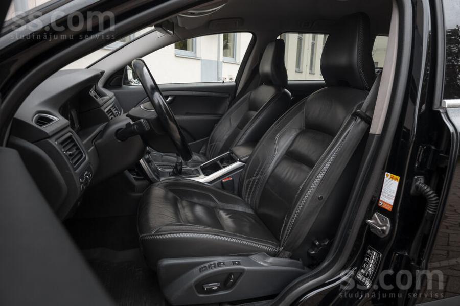 Black Volvo XC70 2013 in Jelgava, with an engine capacity of 2.40 L and mileage of 267 thousand km for 9700 €, photo 7 on AUTOMOTO.COM.LV