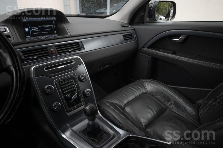 Black Volvo XC70 2013 in Jelgava, with an engine capacity of 2.40 L and mileage of 267 thousand km for 9700 €, photo 8 on AUTOMOTO.COM.LV