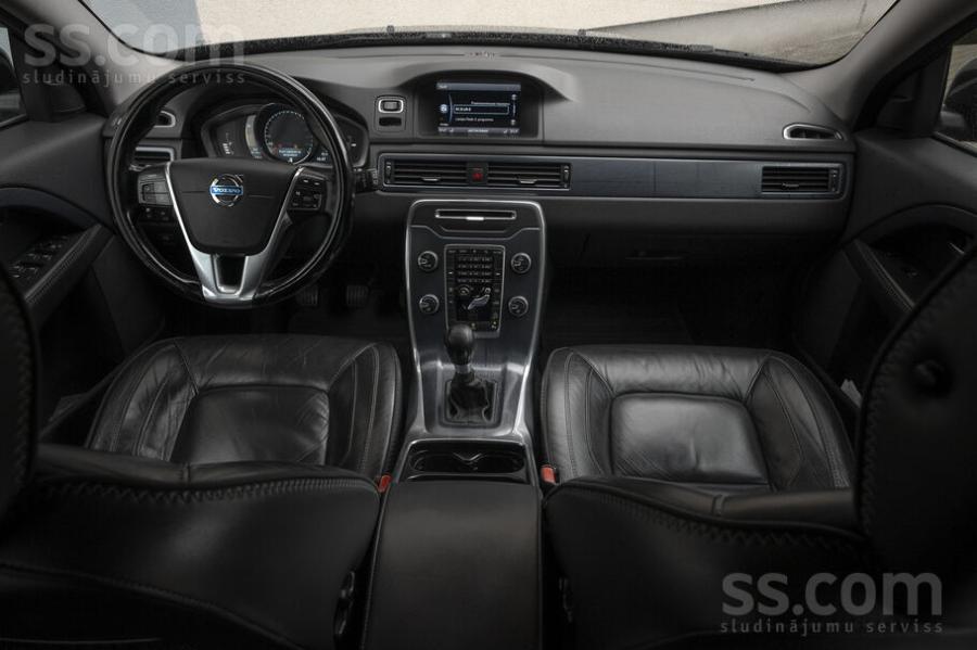 Black Volvo XC70 2013 in Jelgava, with an engine capacity of 2.40 L and mileage of 267 thousand km for 9700 €, photo 9 on AUTOMOTO.COM.LV