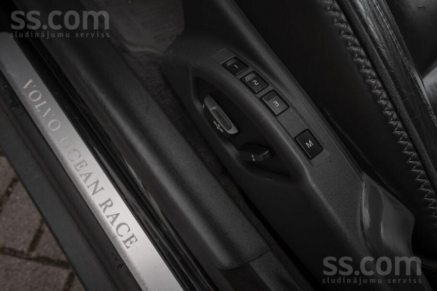 Black Volvo XC70 2013 in Jelgava, with an engine capacity of 2.40 L and mileage of 267 thousand km for 9700 €, photo 10 on AUTOMOTO.COM.LV