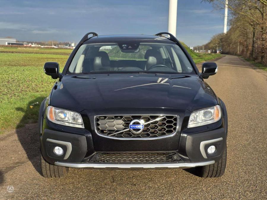 Black Volvo XC70 2014 in Vilnius, with an engine capacity of 1.97 L and mileage of 268 thousand km for 10500 €, photo 1 on AUTOMOTO.COM.LV