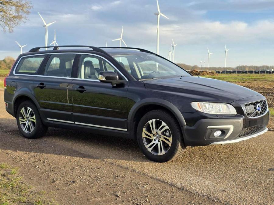 Black Volvo XC70 2014 in Vilnius, with an engine capacity of 1.97 L and mileage of 268 thousand km for 10500 €, photo 3 on AUTOMOTO.COM.LV
