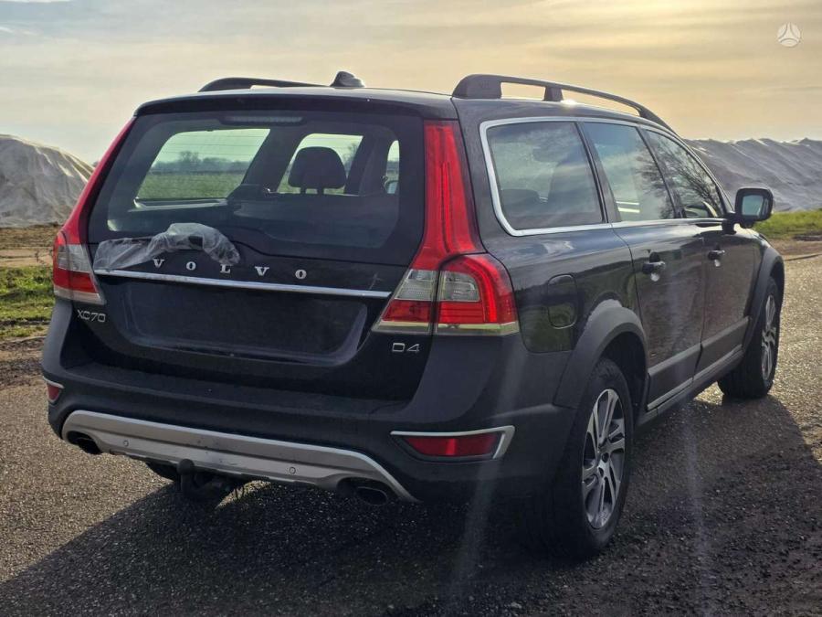 Black Volvo XC70 2014 in Vilnius, with an engine capacity of 1.97 L and mileage of 268 thousand km for 10500 €, photo 5 on AUTOMOTO.COM.LV