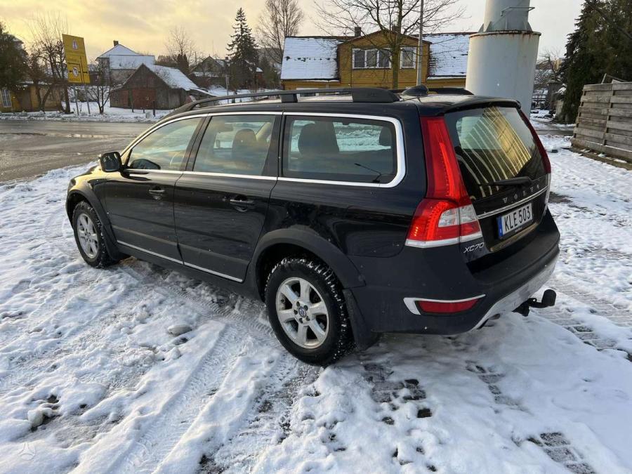 Black Volvo XC70 2014 in Telschi, with an engine capacity of 2.40 L and mileage of 288 thousand km for 8700 €, photo 3 on AUTOMOTO.COM.LV