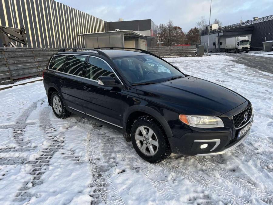 Black Volvo XC70 2014 in Telschi, with an engine capacity of 2.40 L and mileage of 288 thousand km for 8700 €, photo 7 on AUTOMOTO.COM.LV