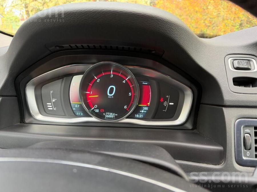 Black Volvo XC70 2014 in Riga, with an engine capacity of 2.40 L and mileage of 266 thousand km for 8500 €, photo 11 on AUTOMOTO.COM.LV