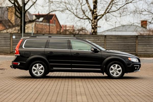 Black Volvo XC70 2014 in Riga, with an engine capacity of 2.40 L and mileage of 0 thousand km for 13750 €, photo 8 on AUTOMOTO.COM.LV