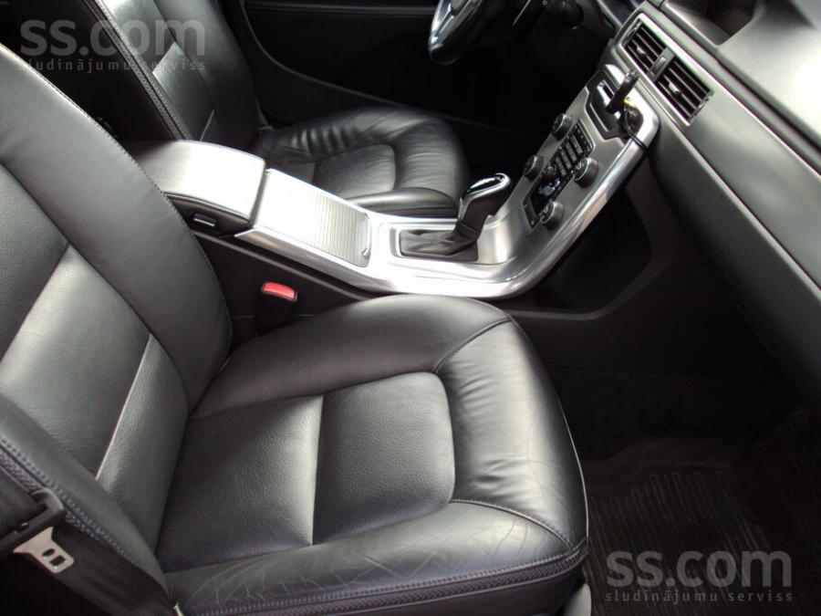 Black Volvo XC70 2014 in Riga, with an engine capacity of 2.40 L and mileage of 137 thousand km for 15000 €, photo 8 on AUTOMOTO.COM.LV