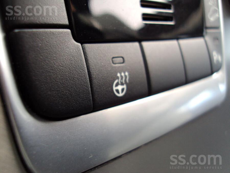 Black Volvo XC70 2014 in Riga, with an engine capacity of 2.40 L and mileage of 137 thousand km for 15000 €, photo 11 on AUTOMOTO.COM.LV