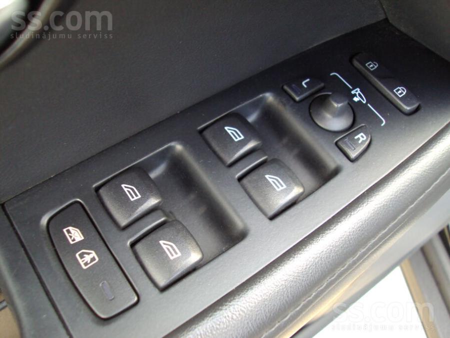 Black Volvo XC70 2014 in Riga, with an engine capacity of 2.40 L and mileage of 137 thousand km for 15000 €, photo 16 on AUTOMOTO.COM.LV