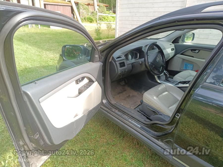 Black Volvo XC70 2014 in Tallinn, with an engine capacity of 2.40 L and mileage of 385 thousand km for 8450 €, photo 9 on AUTOMOTO.COM.LV