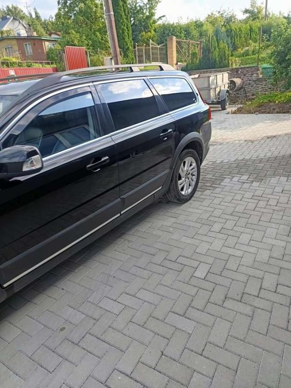 Black Volvo XC70 2014 in Vilnius, with an engine capacity of 2.40 L and mileage of 340 thousand km for 11500 €, photo 2 on AUTOMOTO.COM.LV