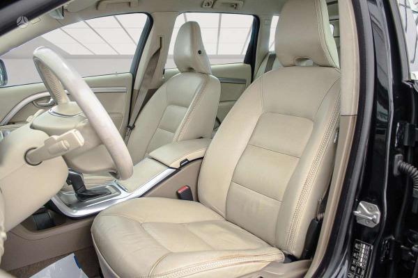 Black Volvo XC70 2014 in Kaunas, with an engine capacity of 2.40 L and mileage of 272 thousand km for 10990 €, photo 9 on AUTOMOTO.COM.LV