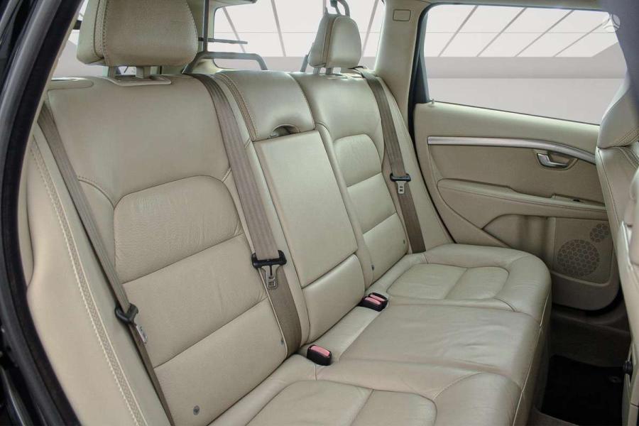 Black Volvo XC70 2014 in Kaunas, with an engine capacity of 2.40 L and mileage of 272 thousand km for 10990 €, photo 16 on AUTOMOTO.COM.LV