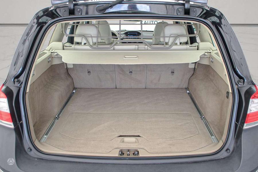 Black Volvo XC70 2014 in Kaunas, with an engine capacity of 2.40 L and mileage of 272 thousand km for 10990 €, photo 17 on AUTOMOTO.COM.LV