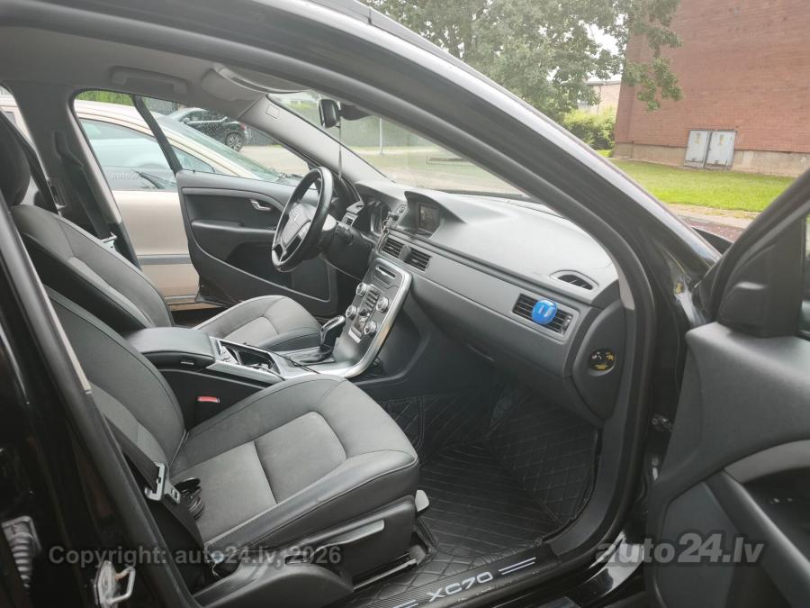 Black Volvo XC70 2014 in Tukums, with an engine capacity of 2.40 L and mileage of 460 thousand km for 9000 €, photo 19 on AUTOMOTO.COM.LV