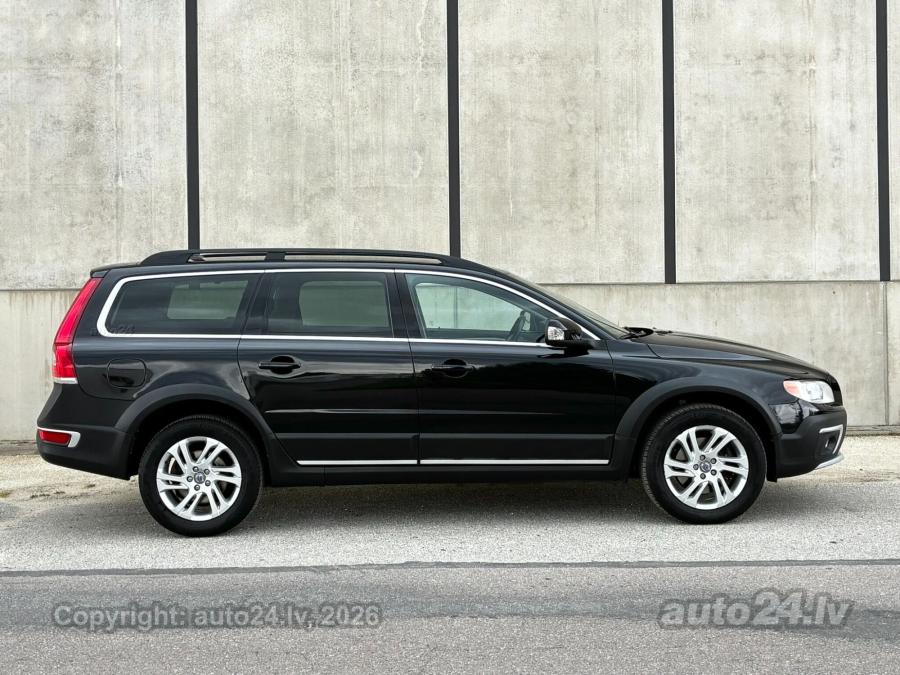 Black Volvo XC70 2014 in Tartu, with an engine capacity of 2.40 L and mileage of 242 thousand km for 14300 €, photo 3 on AUTOMOTO.COM.LV