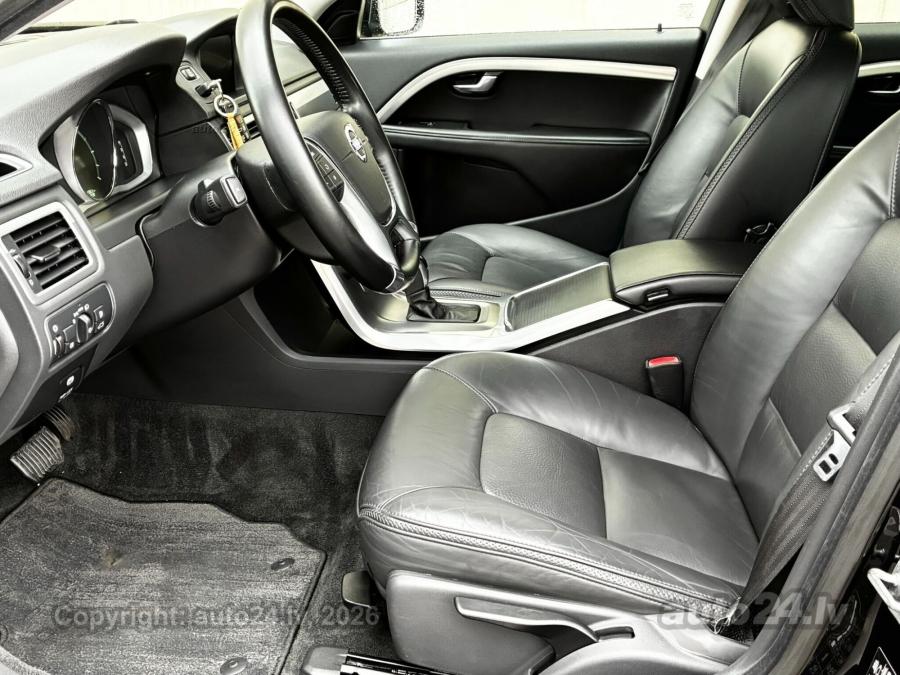 Black Volvo XC70 2014 in Tartu, with an engine capacity of 2.40 L and mileage of 242 thousand km for 14300 €, photo 8 on AUTOMOTO.COM.LV