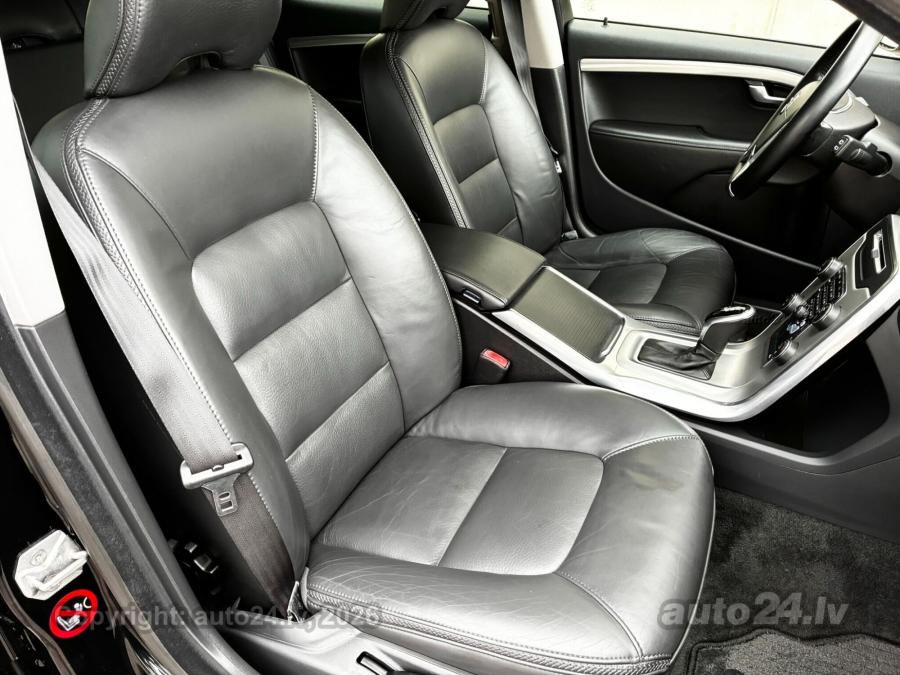 Black Volvo XC70 2014 in Tartu, with an engine capacity of 2.40 L and mileage of 242 thousand km for 14300 €, photo 11 on AUTOMOTO.COM.LV