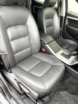 Black Volvo XC70 2014 in Tartu, with an engine capacity of 2.40 L and mileage of 242 thousand km for 14300 €, photo 12 on AUTOMOTO.COM.LV