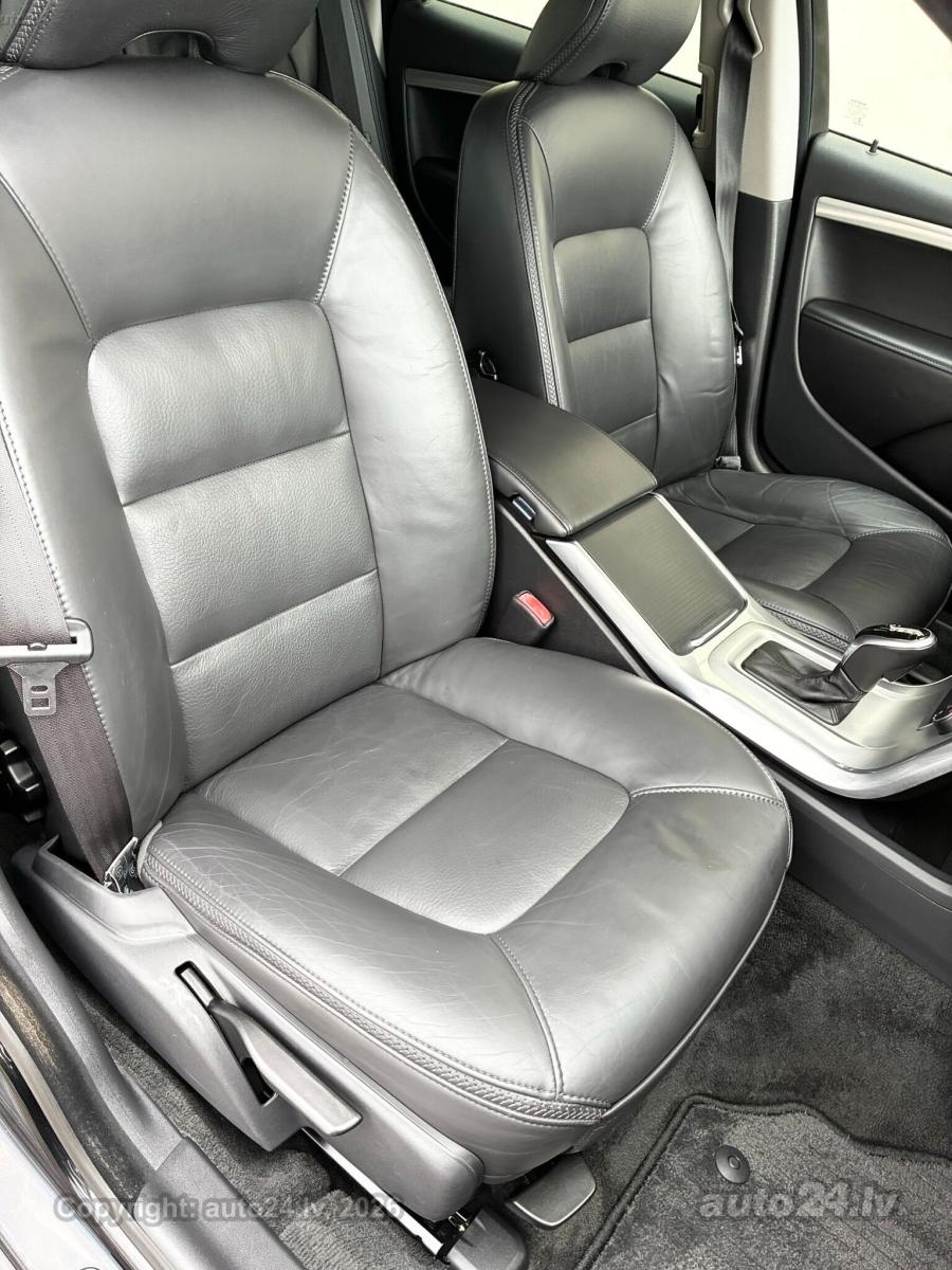 Black Volvo XC70 2014 in Tartu, with an engine capacity of 2.40 L and mileage of 242 thousand km for 14300 €, photo 12 on AUTOMOTO.COM.LV