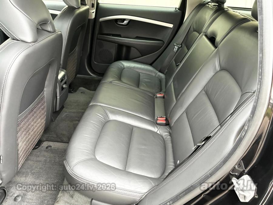 Black Volvo XC70 2014 in Tartu, with an engine capacity of 2.40 L and mileage of 242 thousand km for 14300 €, photo 15 on AUTOMOTO.COM.LV